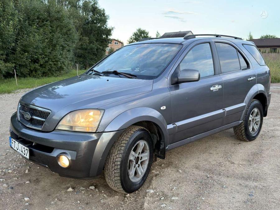 Grey Kia Sorento 2003 in Vilnius, with an engine capacity of 2.50 L and mileage of 300 thousand km for 1400 €, photo 3 on AUTOMOTO.COM.LV