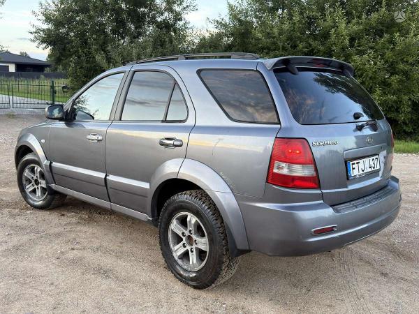 Grey Kia Sorento 2003 in Vilnius, with an engine capacity of 2.50 L and mileage of 300 thousand km for 1400 €, photo 3 on AUTOMOTO.COM.LV