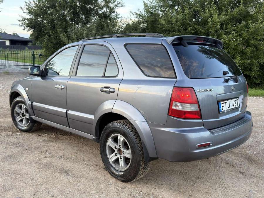 Grey Kia Sorento 2003 in Vilnius, with an engine capacity of 2.50 L and mileage of 300 thousand km for 1400 €, photo 4 on AUTOMOTO.COM.LV