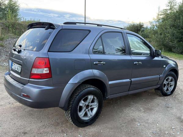 Grey Kia Sorento 2003 in Vilnius, with an engine capacity of 2.50 L and mileage of 300 thousand km for 1400 €, photo 4 on AUTOMOTO.COM.LV