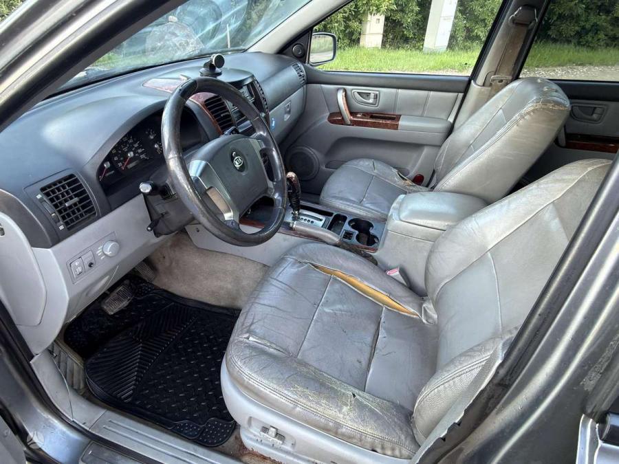 Grey Kia Sorento 2003 in Vilnius, with an engine capacity of 2.50 L and mileage of 300 thousand km for 1400 €, photo 6 on AUTOMOTO.COM.LV
