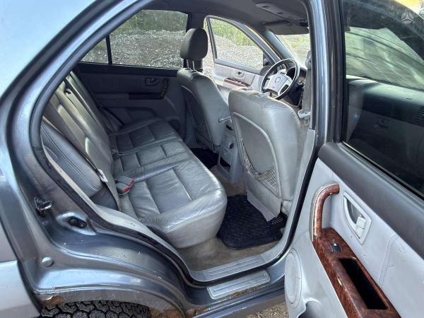 Grey Kia Sorento 2003 in Vilnius, with an engine capacity of 2.50 L and mileage of 300 thousand km for 1400 €, photo 7 on AUTOMOTO.COM.LV