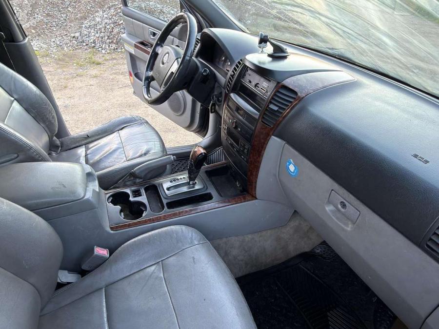 Grey Kia Sorento 2003 in Vilnius, with an engine capacity of 2.50 L and mileage of 300 thousand km for 1400 €, photo 9 on AUTOMOTO.COM.LV