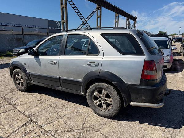 Grey Kia Sorento 2003 in Tallinn, with an engine capacity of 2.50 L and mileage of 398 thousand km for 899 €, photo 4 on AUTOMOTO.COM.LV
