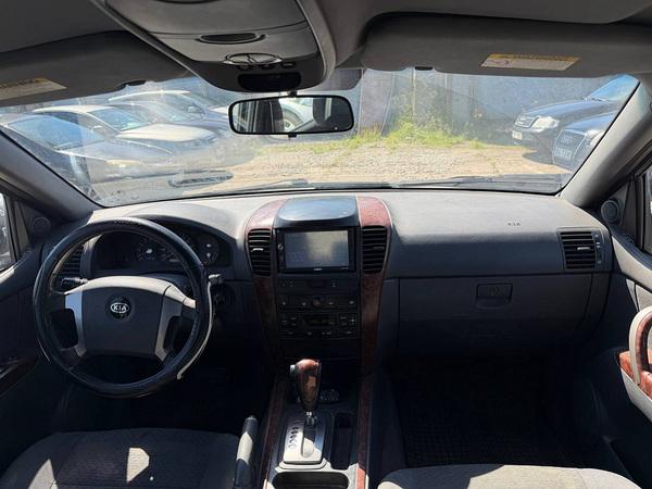 Grey Kia Sorento 2003 in Tallinn, with an engine capacity of 2.50 L and mileage of 398 thousand km for 899 €, photo 5 on AUTOMOTO.COM.LV
