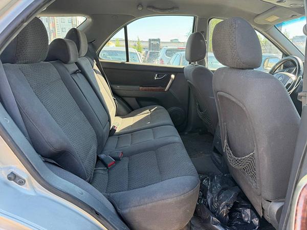 Grey Kia Sorento 2003 in Tallinn, with an engine capacity of 2.50 L and mileage of 398 thousand km for 899 €, photo 6 on AUTOMOTO.COM.LV