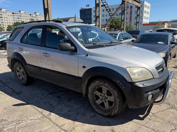 Grey Kia Sorento 2003 in Tallinn, with an engine capacity of 2.50 L and mileage of 398 thousand km for 899 €, photo 8 on AUTOMOTO.COM.LV