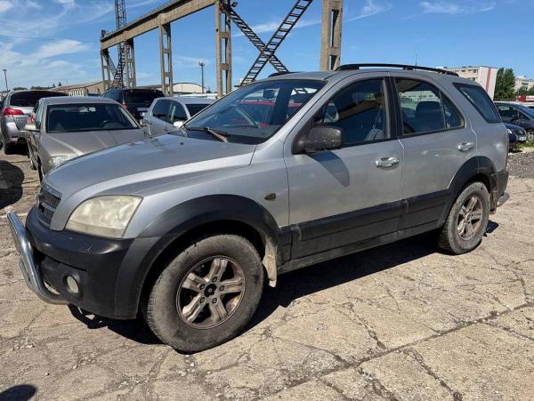 Grey Kia Sorento 2003 in Tallinn, with an engine capacity of 2.50 L and mileage of 398 thousand km for 899 €, photo 9 on AUTOMOTO.COM.LV