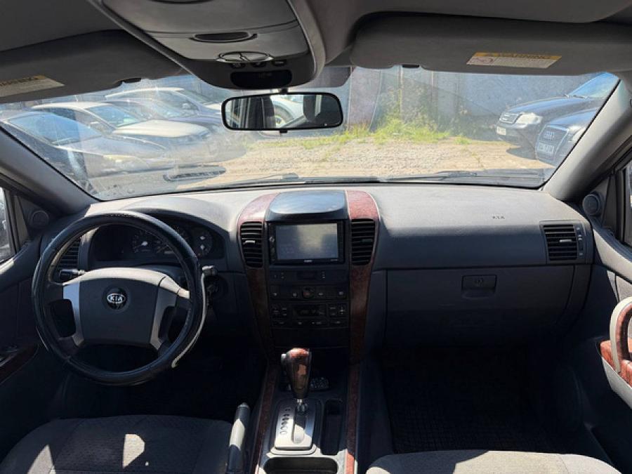 Grey Kia Sorento 2003 in Tallinn, with an engine capacity of 2.50 L and mileage of 398 thousand km for 799 €, photo 6 on AUTOMOTO.COM.LV