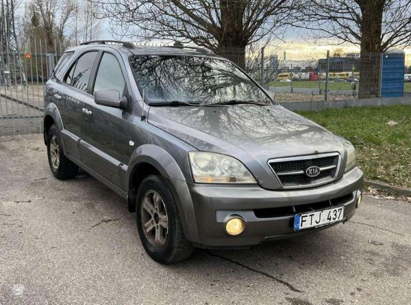 Grey Kia Sorento 2004 in Vilnius, with an engine capacity of 2.50 L and mileage of 400 thousand km for 1600 €, photo 1 on AUTOMOTO.COM.LV