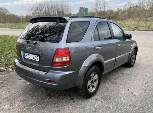 Grey Kia Sorento 2004 in Vilnius, with an engine capacity of 2.50 L and mileage of 400 thousand km for 1600 €, photo 3 on AUTOMOTO.COM.LV