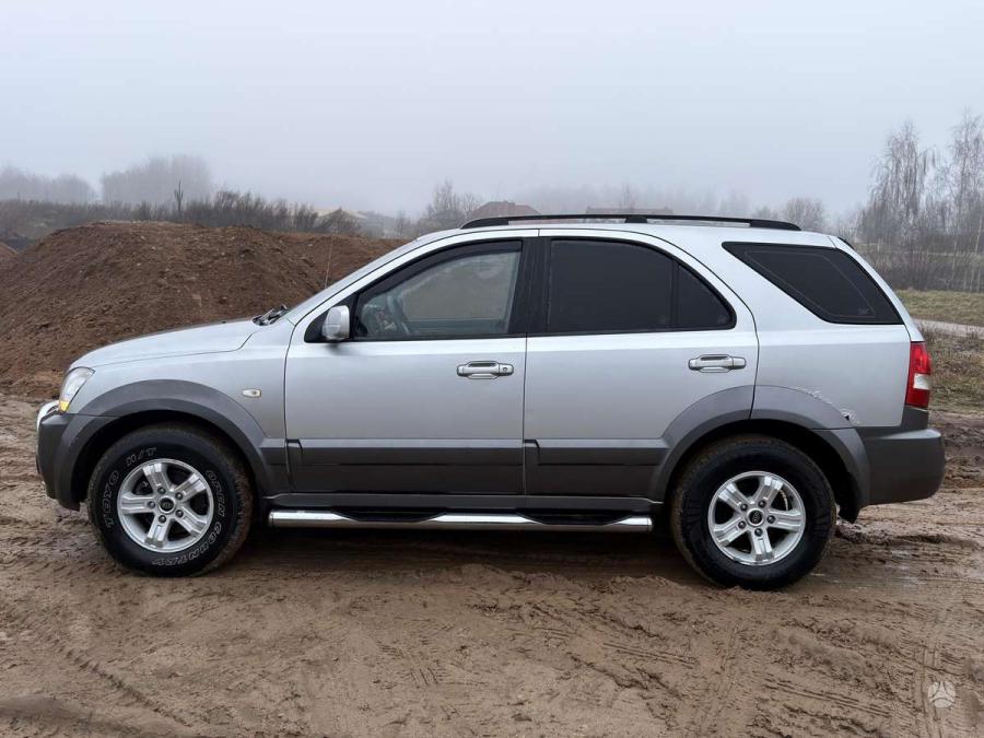 Pelēks Kia Sorento 2005 Viļņa, ar dzinēja tilpumu 2.50 L un nobraukumu 301 tūkst. km par 2000 €, foto 2 vietnē AUTOMOTO.COM.LV