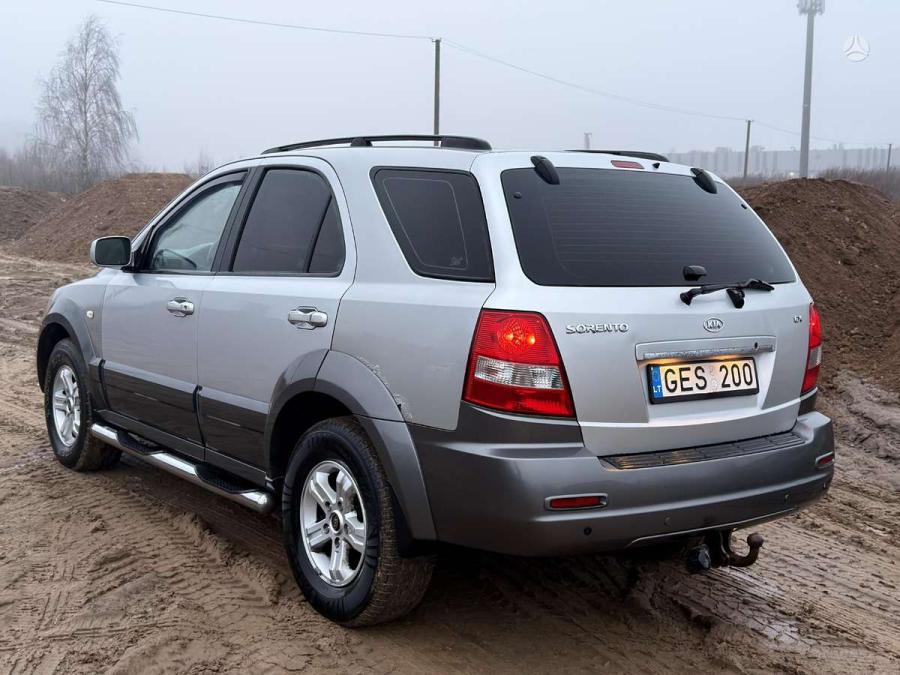 Pelēks Kia Sorento 2005 Viļņa, ar dzinēja tilpumu 2.50 L un nobraukumu 301 tūkst. km par 2000 €, foto 3 vietnē AUTOMOTO.COM.LV