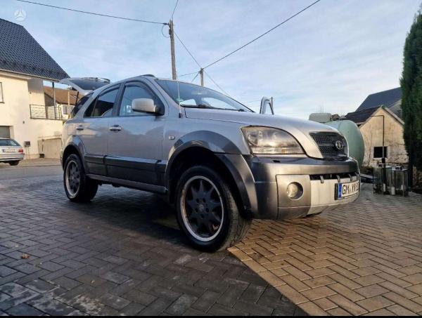 Grey Kia Sorento 2005 in Marijampole, with an engine capacity of 3.50 L and mileage of 198 thousand km for 2800 €, photo 5 on AUTOMOTO.COM.LV