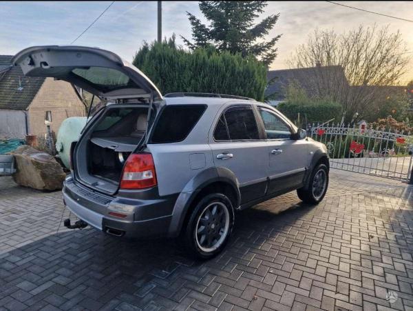Grey Kia Sorento 2005 in Marijampole, with an engine capacity of 3.50 L and mileage of 198 thousand km for 2800 €, photo 6 on AUTOMOTO.COM.LV