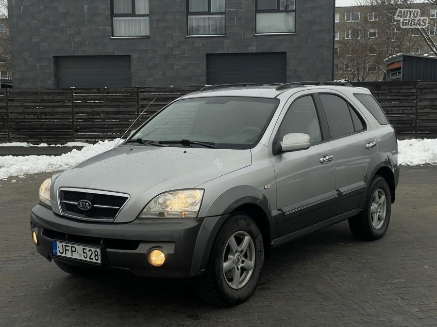 Grey Kia Sorento 2005 in Silute, with an engine capacity of 2.50 L and mileage of 220 thousand km for 2000 €, photo 1 on AUTOMOTO.COM.LV
