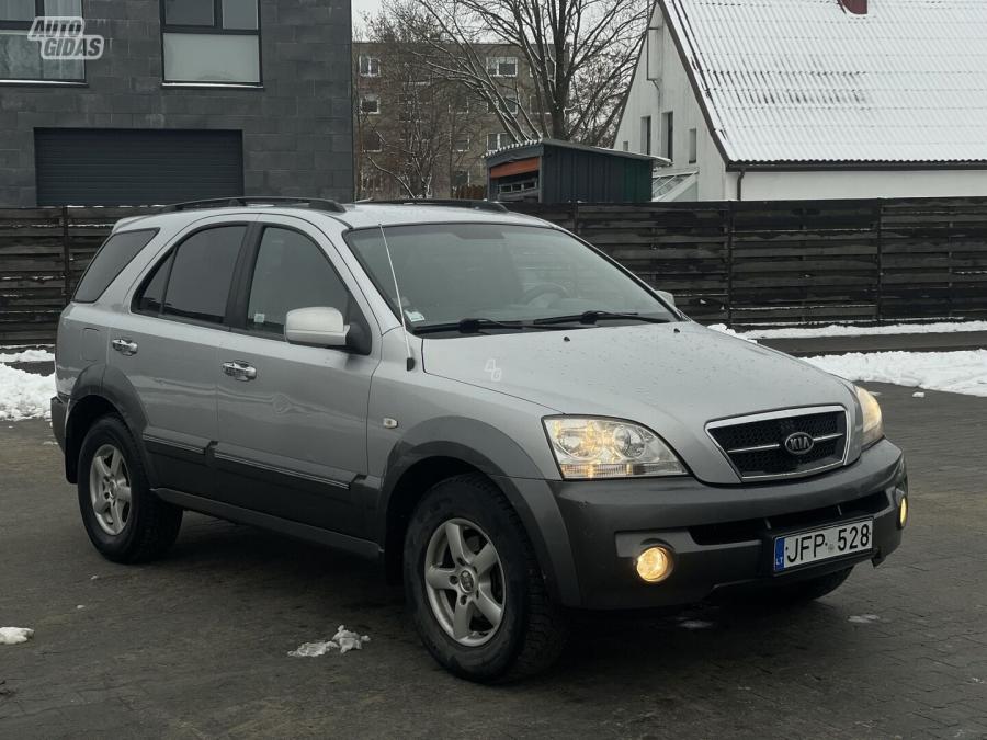 Grey Kia Sorento 2005 in Silute, with an engine capacity of 2.50 L and mileage of 220 thousand km for 2000 €, photo 3 on AUTOMOTO.COM.LV