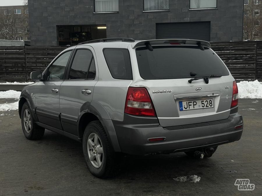 Grey Kia Sorento 2005 in Silute, with an engine capacity of 2.50 L and mileage of 220 thousand km for 2000 €, photo 4 on AUTOMOTO.COM.LV