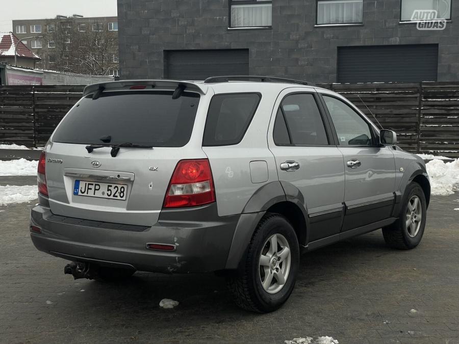 Grey Kia Sorento 2005 in Silute, with an engine capacity of 2.50 L and mileage of 220 thousand km for 2000 €, photo 6 on AUTOMOTO.COM.LV