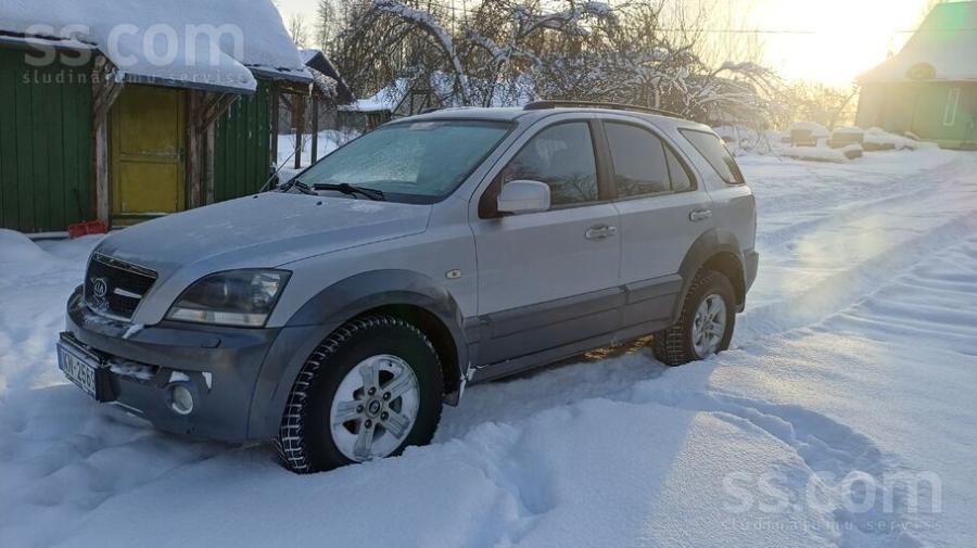 Grey Kia Sorento 2005 in Rezekne, with an engine capacity of 2.50 L and mileage of 301 thousand km for 2750 €, photo 1 on AUTOMOTO.COM.LV