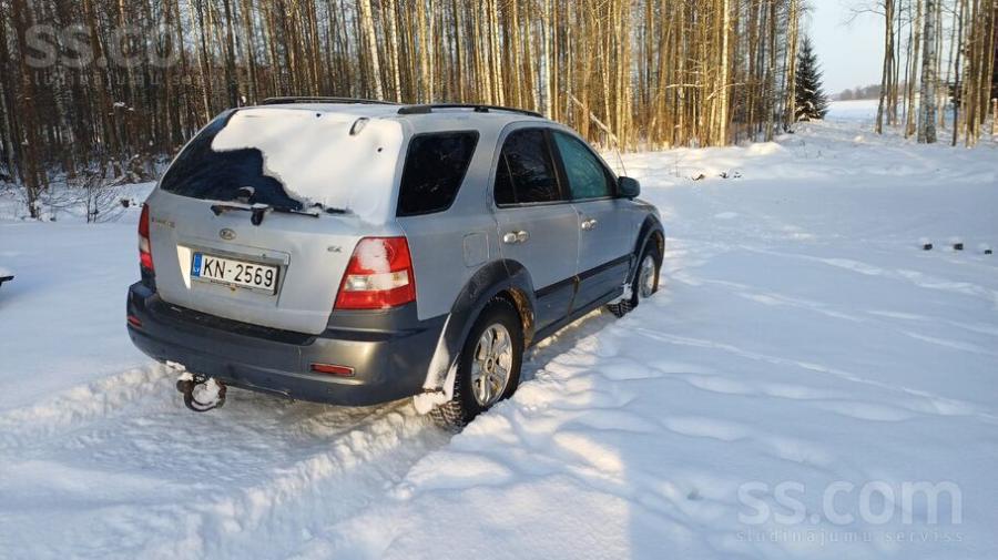 Grey Kia Sorento 2005 in Rezekne, with an engine capacity of 2.50 L and mileage of 301 thousand km for 2750 €, photo 4 on AUTOMOTO.COM.LV