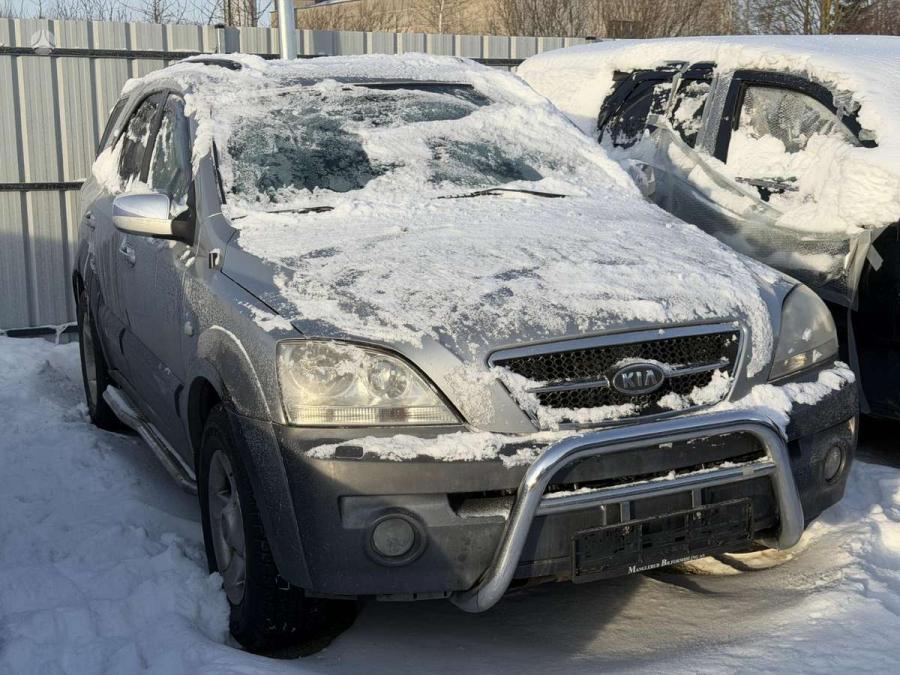 Grey Kia Sorento 2005 in Siauliai, with an engine capacity of 2.50 L and mileage of 235 thousand km for 1550 €, photo 1 on AUTOMOTO.COM.LV