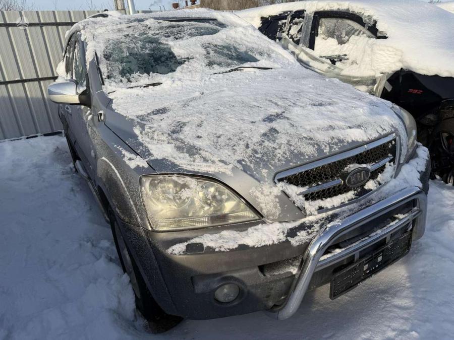 Grey Kia Sorento 2005 in Siauliai, with an engine capacity of 2.50 L and mileage of 235 thousand km for 1550 €, photo 2 on AUTOMOTO.COM.LV