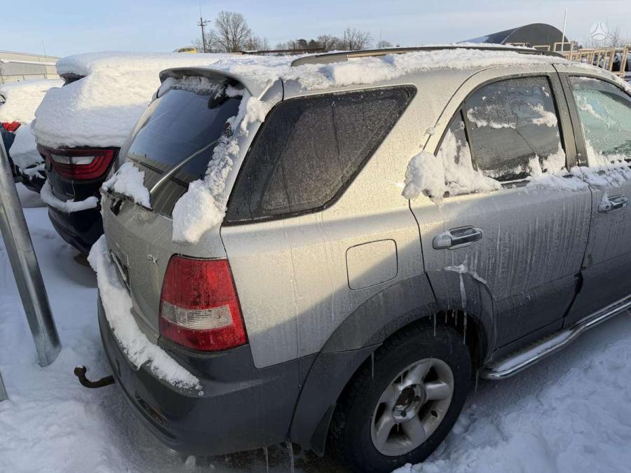Grey Kia Sorento 2005 in Siauliai, with an engine capacity of 2.50 L and mileage of 235 thousand km for 1550 €, photo 6 on AUTOMOTO.COM.LV