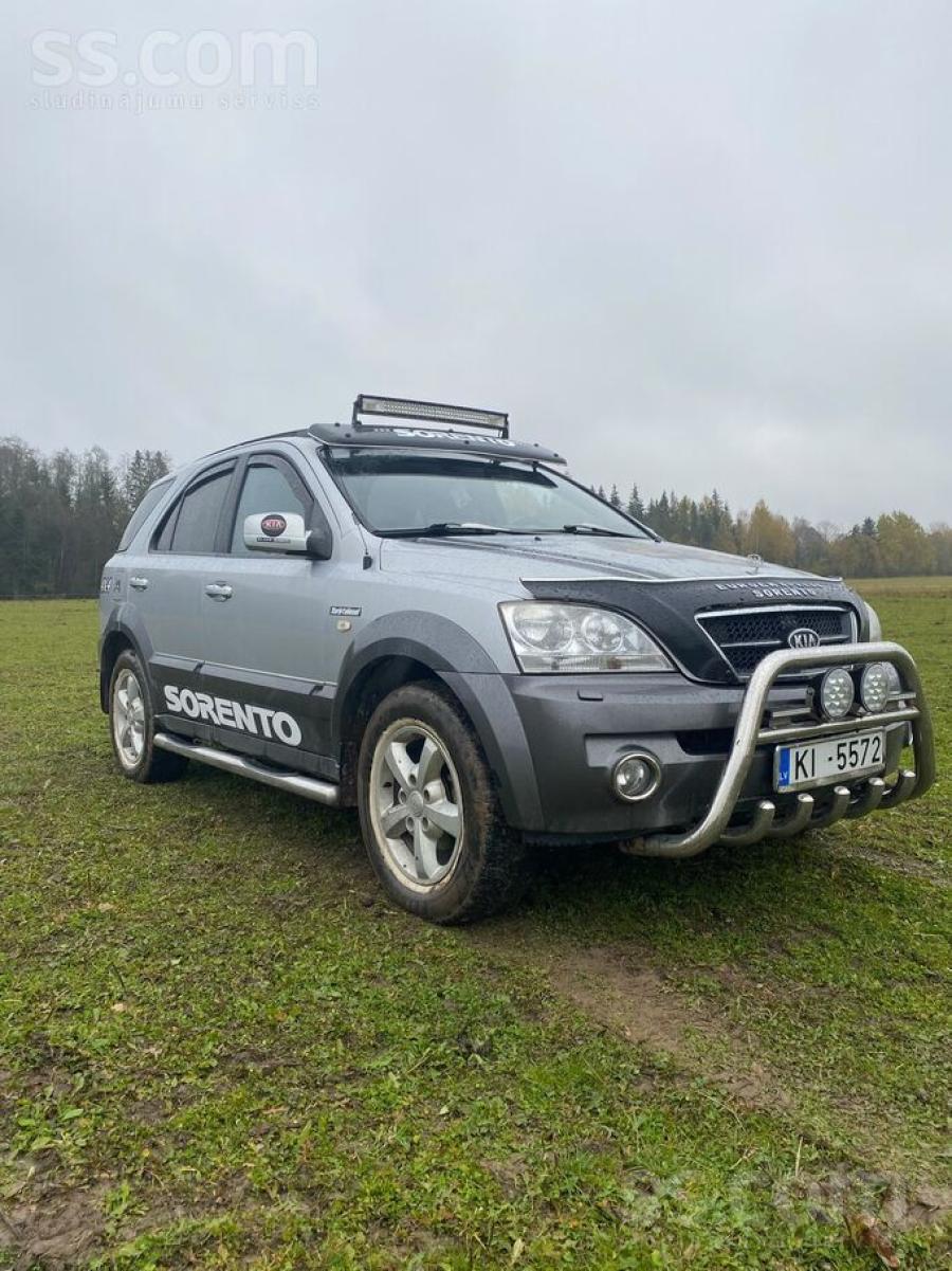 Grey Kia Sorento 2005 in Saldus, with an engine capacity of 2.50 L and mileage of 243 thousand km for 3000 €, photo 3 on AUTOMOTO.COM.LV