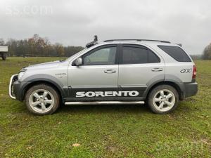 Grey Kia Sorento 2005 in Saldus, with an engine capacity of 2.50 L and mileage of 243 thousand km for 3000 €, photo 4 on AUTOMOTO.COM.LV