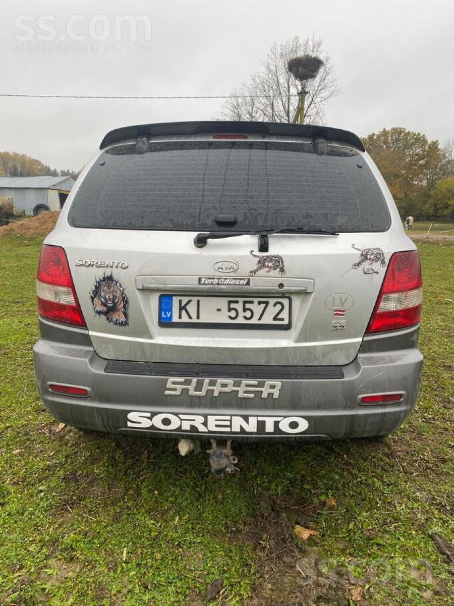 Grey Kia Sorento 2005 in Saldus, with an engine capacity of 2.50 L and mileage of 243 thousand km for 3000 €, photo 5 on AUTOMOTO.COM.LV
