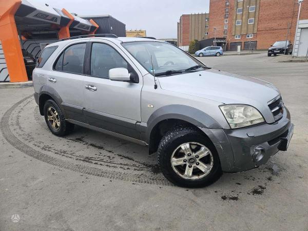 Grey Kia Sorento 2005 in Siauliai, with an engine capacity of 2.50 L and mileage of 0 thousand km for 1550 €, photo 3 on AUTOMOTO.COM.LV