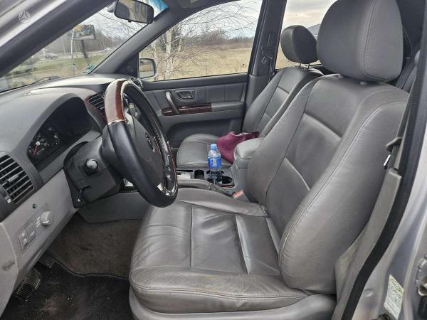Grey Kia Sorento 2005 in Siauliai, with an engine capacity of 2.50 L and mileage of 0 thousand km for 1550 €, photo 7 on AUTOMOTO.COM.LV