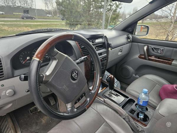 Grey Kia Sorento 2005 in Siauliai, with an engine capacity of 2.50 L and mileage of 0 thousand km for 1550 €, photo 8 on AUTOMOTO.COM.LV