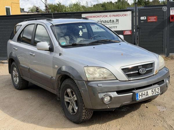 Grey Kia Sorento 2005 in Siauliai, with an engine capacity of 2.50 L and mileage of 310 thousand km for 1000 €, photo 1 on AUTOMOTO.COM.LV