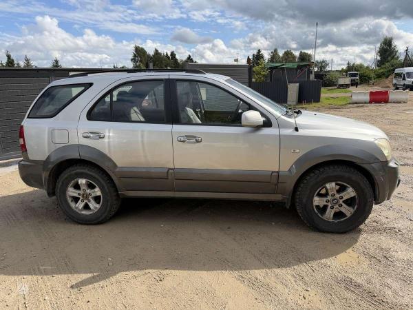 Grey Kia Sorento 2005 in Siauliai, with an engine capacity of 2.50 L and mileage of 310 thousand km for 1000 €, photo 3 on AUTOMOTO.COM.LV