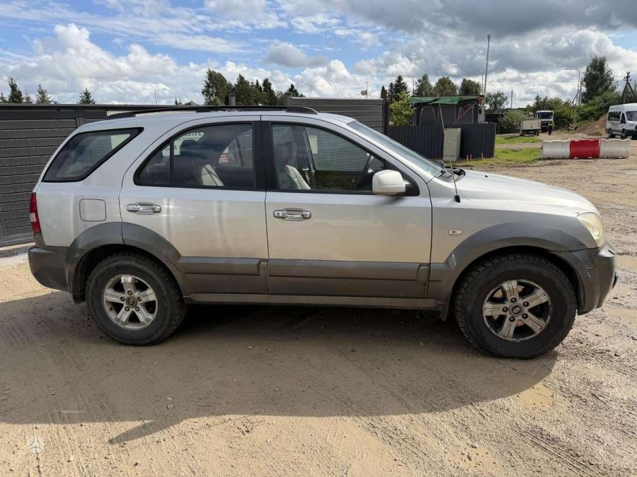 Pelēks Kia Sorento 2005 Šauļi, ar dzinēja tilpumu 2.50 L un nobraukumu 310 tūkst. km par 1000 €, foto 4 vietnē AUTOMOTO.COM.LV