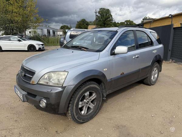 Grey Kia Sorento 2005 in Siauliai, with an engine capacity of 2.50 L and mileage of 310 thousand km for 1000 €, photo 8 on AUTOMOTO.COM.LV