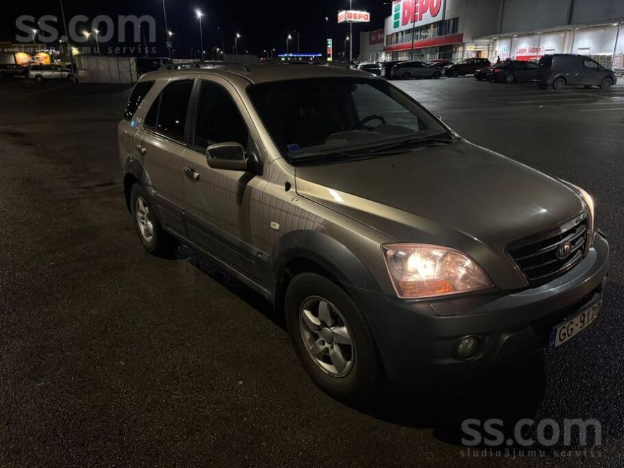Pelēks Kia Sorento 2006 Rīga, ar dzinēja tilpumu 2.50 L un nobraukumu 170 tūkst. km par 1600 €, foto 1 vietnē AUTOMOTO.COM.LV