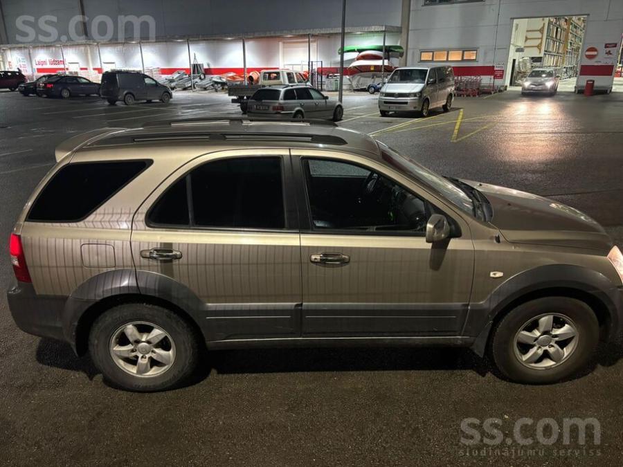 Pelēks Kia Sorento 2006 Rīga, ar dzinēja tilpumu 2.50 L un nobraukumu 170 tūkst. km par 1600 €, foto 2 vietnē AUTOMOTO.COM.LV