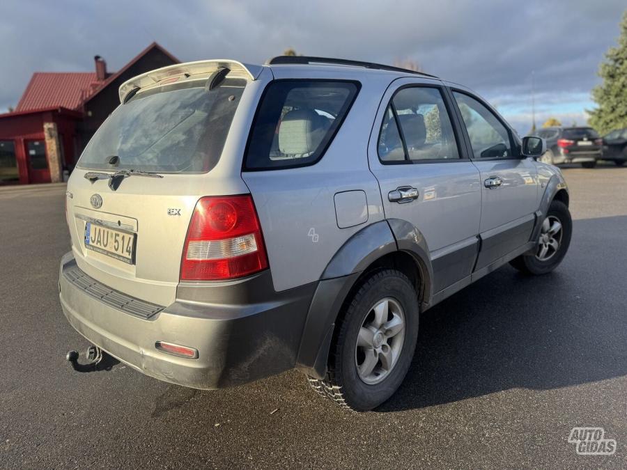 Grey Kia Sorento 2006 in Kaunas, with an engine capacity of 2.50 L and mileage of 200 thousand km for 2000 €, photo 5 on AUTOMOTO.COM.LV