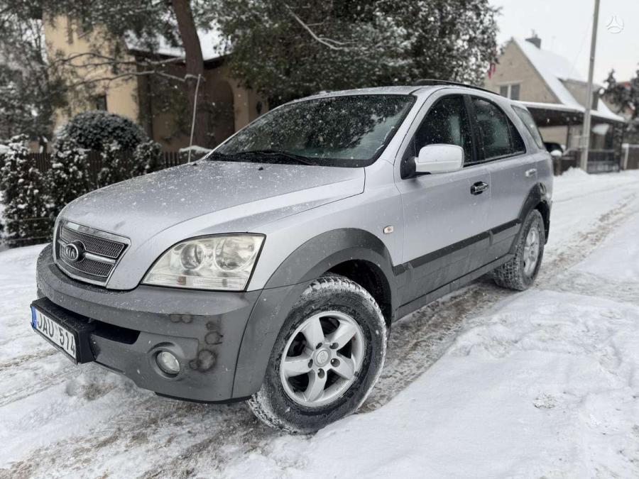 Grey Kia Sorento 2006 in Kaunas, with an engine capacity of 2.50 L and mileage of 200 thousand km for 2000 €, photo 1 on AUTOMOTO.COM.LV