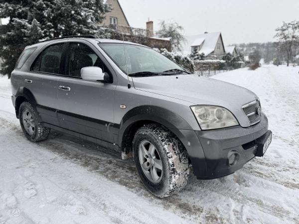 Grey Kia Sorento 2006 in Kaunas, with an engine capacity of 2.50 L and mileage of 200 thousand km for 2000 €, photo 3 on AUTOMOTO.COM.LV