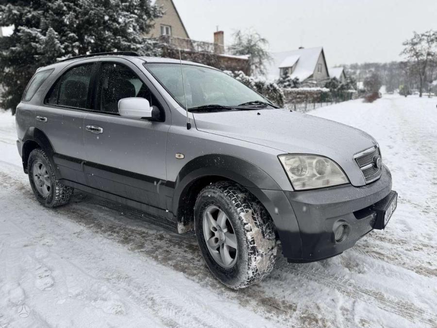 Grey Kia Sorento 2006 in Kaunas, with an engine capacity of 2.50 L and mileage of 200 thousand km for 2000 €, photo 3 on AUTOMOTO.COM.LV