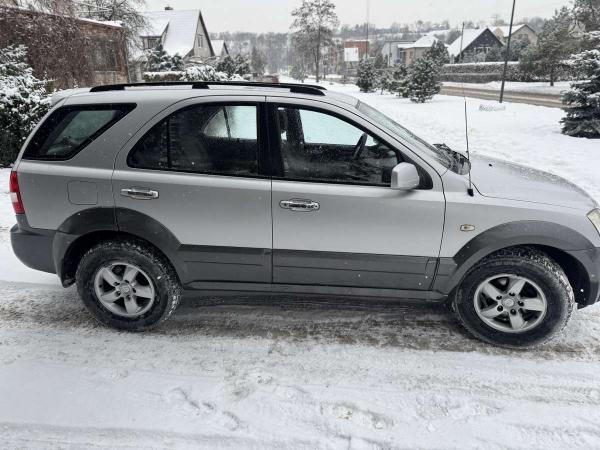 Grey Kia Sorento 2006 in Kaunas, with an engine capacity of 2.50 L and mileage of 200 thousand km for 2000 €, photo 5 on AUTOMOTO.COM.LV