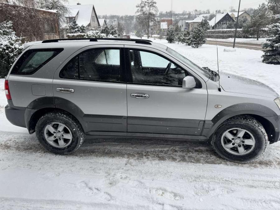 Grey Kia Sorento 2006 in Kaunas, with an engine capacity of 2.50 L and mileage of 200 thousand km for 2000 €, photo 5 on AUTOMOTO.COM.LV