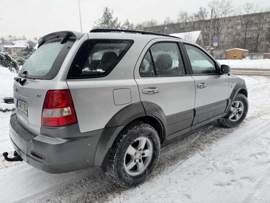 Grey Kia Sorento 2006 in Kaunas, with an engine capacity of 2.50 L and mileage of 200 thousand km for 2000 €, photo 7 on AUTOMOTO.COM.LV