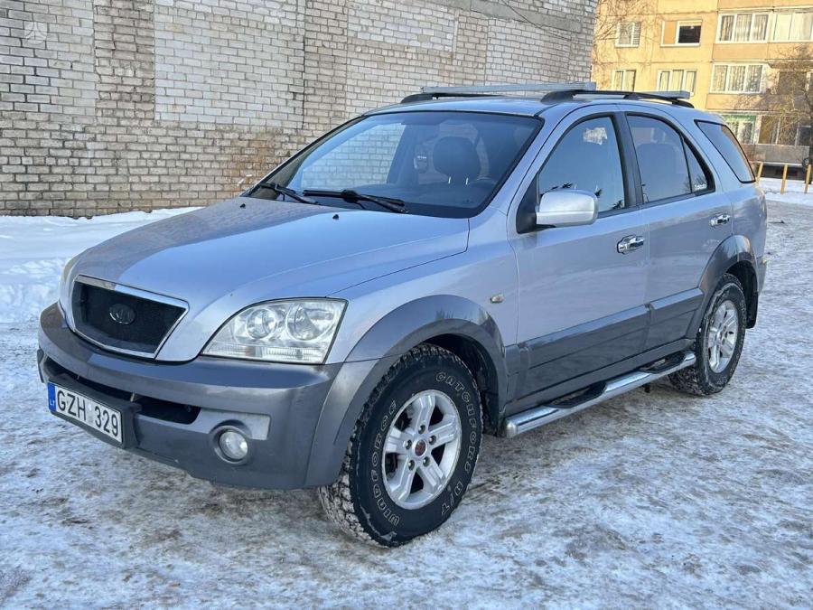 Grey Kia Sorento 2006 in Ukmerge, with an engine capacity of 2.50 L and mileage of 350 thousand km for 1350 €, photo 1 on AUTOMOTO.COM.LV