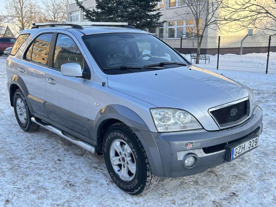 Grey Kia Sorento 2006 in Ukmerge, with an engine capacity of 2.50 L and mileage of 350 thousand km for 1350 €, photo 2 on AUTOMOTO.COM.LV