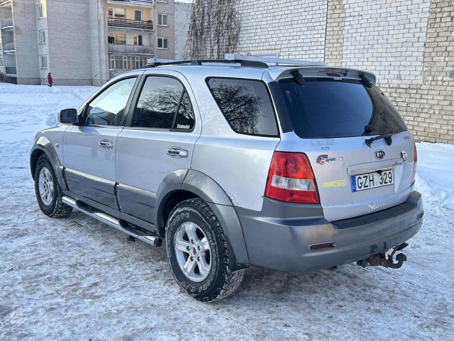 Grey Kia Sorento 2006 in Ukmerge, with an engine capacity of 2.50 L and mileage of 350 thousand km for 1350 €, photo 3 on AUTOMOTO.COM.LV
